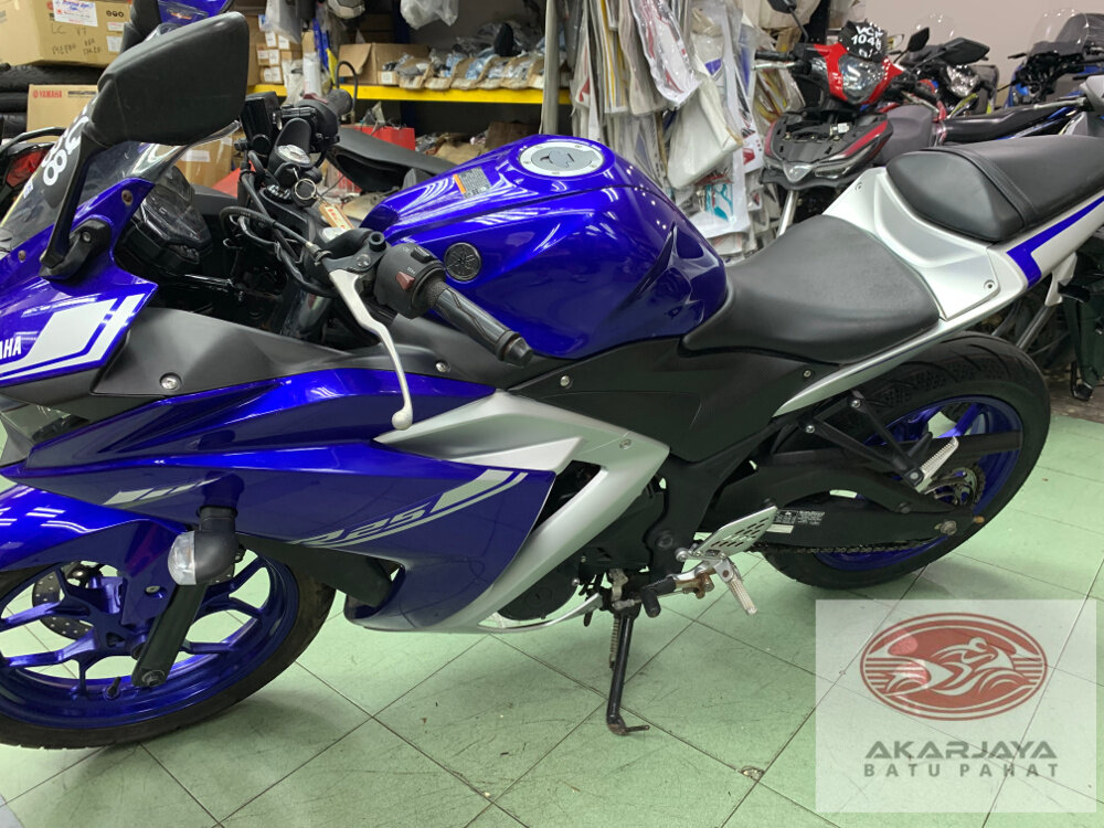 Yamaha R25 Blue