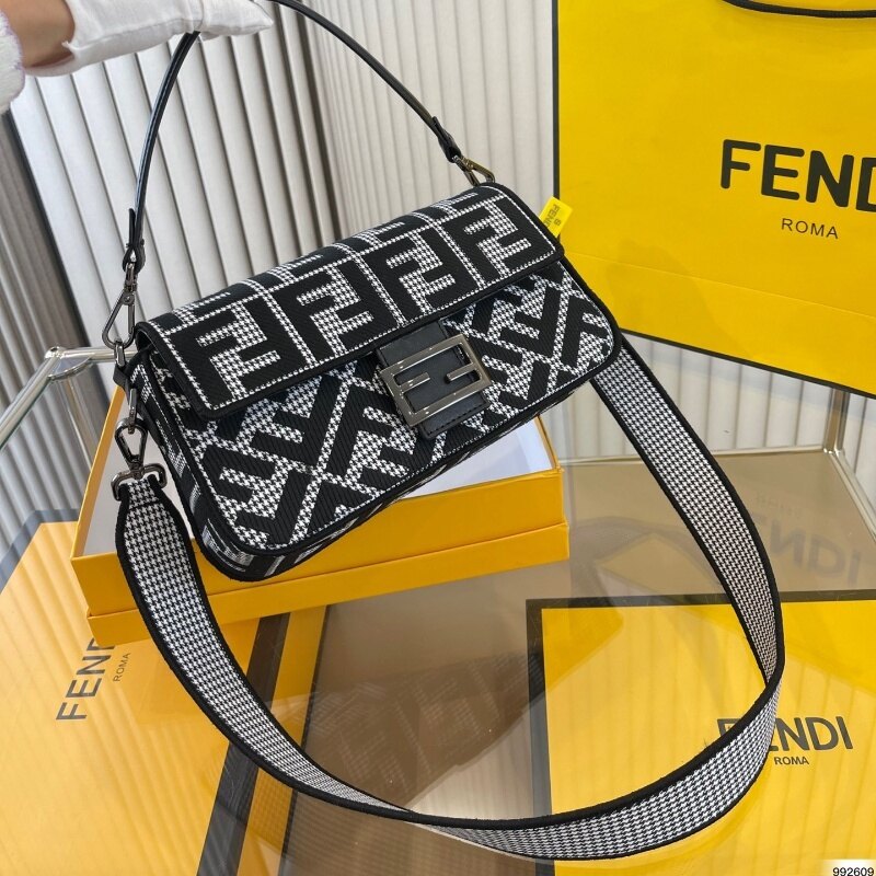[Ready Stock] [Premium Edition] (With Box) Fendi Classic baguette bag ...