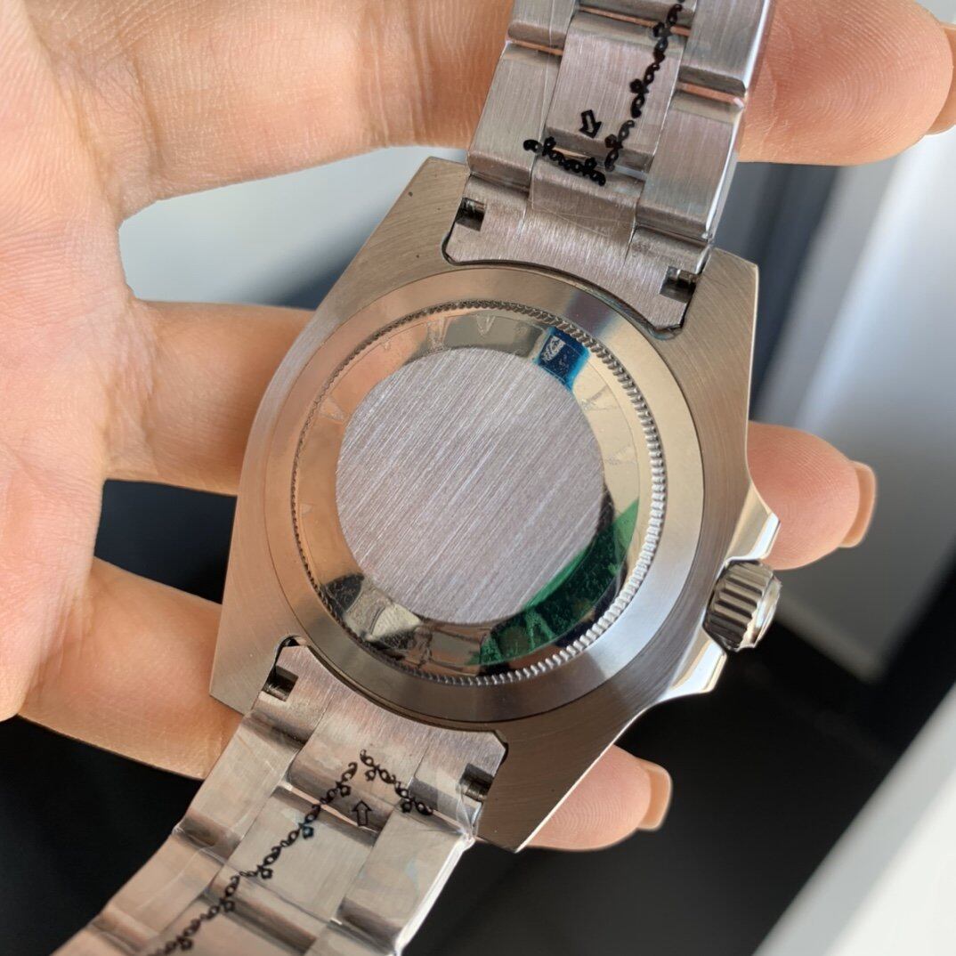 Rolexˉ blue for day, black for night, more low-key and cool. The unique luster of 40mm ceramic ...