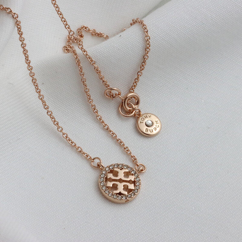 Tory Burch สร้อยคอเครื่องประดับรอบ Hollow Letter จี้แฟลชเพชร Micro ...