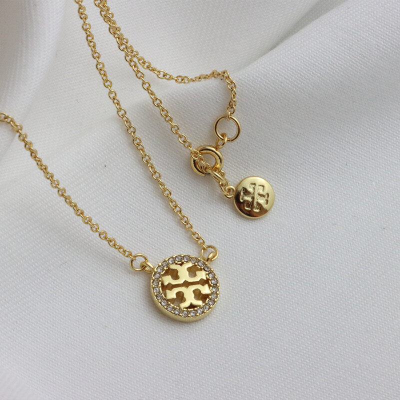 Tory Burch สร้อยคอเครื่องประดับรอบ Hollow Letter จี้แฟลชเพชร Micro ...