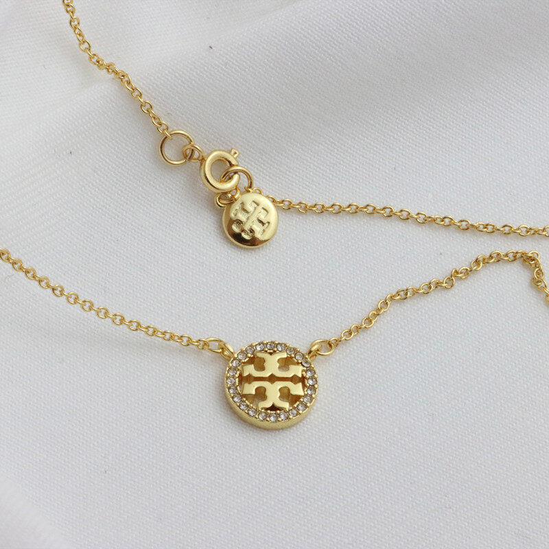 Tory Burch สร้อยคอเครื่องประดับรอบ Hollow Letter จี้แฟลชเพชร Micro ...