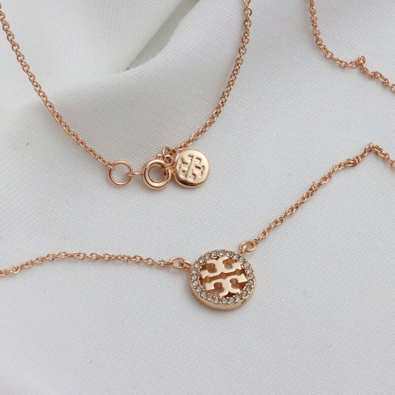 Tory Burch สร้อยคอเครื่องประดับรอบ Hollow Letter จี้แฟลชเพชร Micro ...