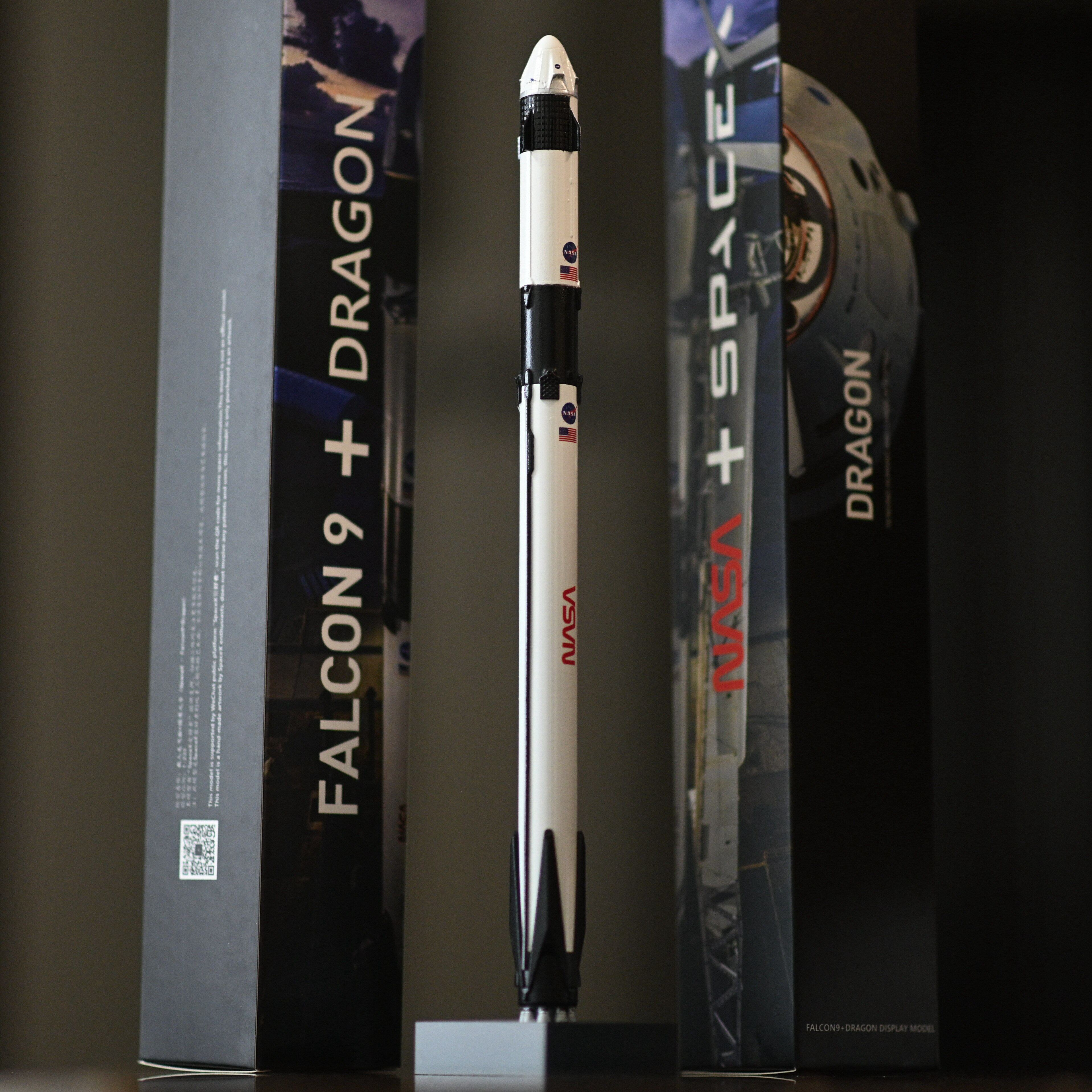 1:233 SpaceX Falcon9 + ลูกเรือ Dragon ยานอวกาศร็อคเก็ตรุ่นอัลลอยประณีตโมเดลจรวดของขวัญวันเกิด ...