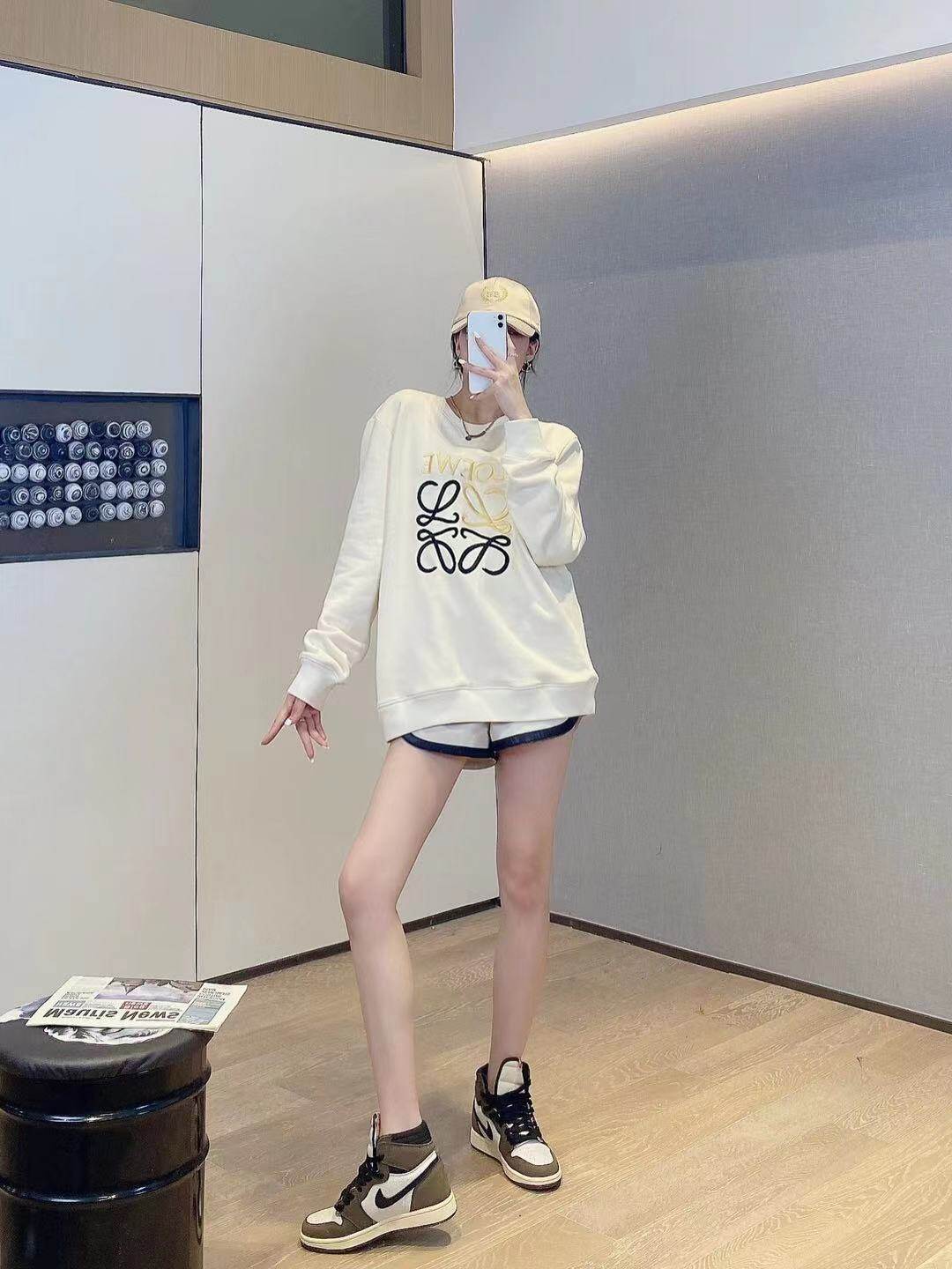 2021 LOEWE Luo Yiwei / Loewe: Big Logo Embroidered Round Collared Guard ...