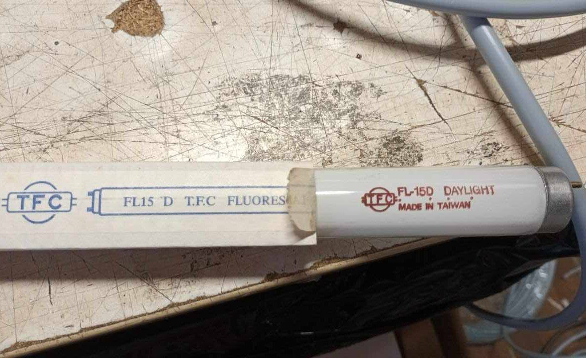Hitachi TFC T8 Daylight Black Light Fluorescent Light tube F10T8/BL ...